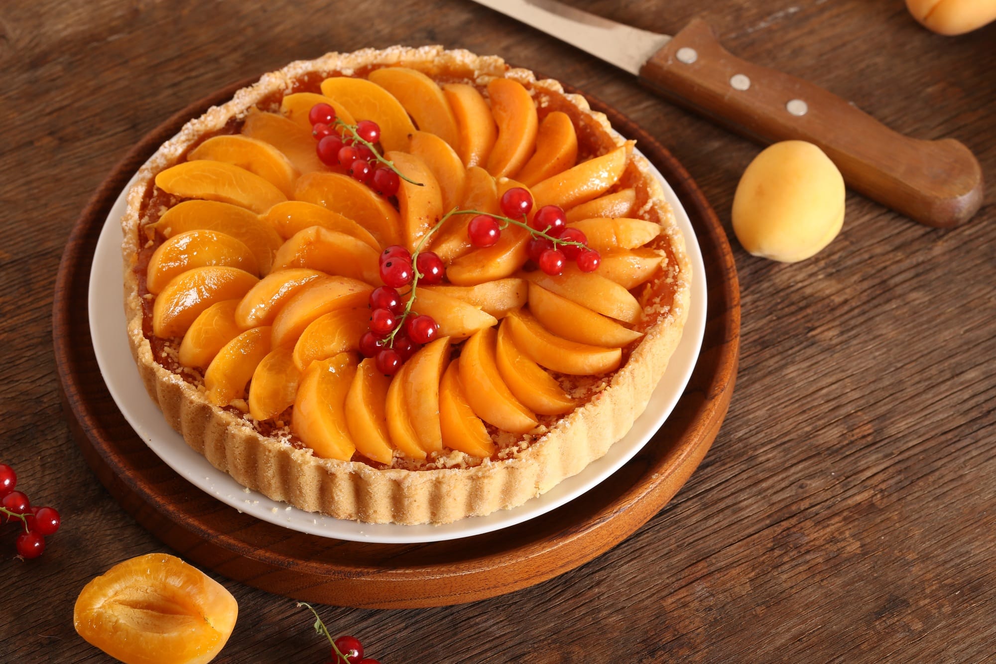 Tarte aux abricots caramélisés sur pâte sablée : recette estivale gourmande