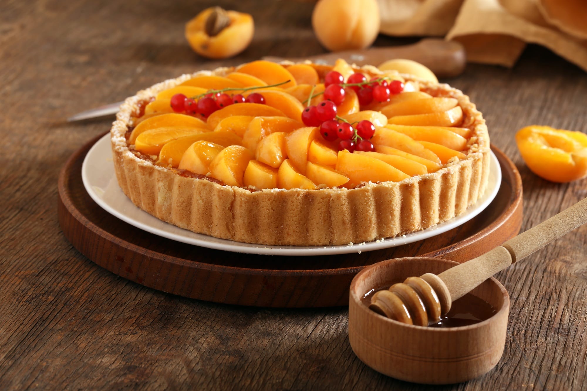 Tarte aux abricots caramélisés sur pâte sablée : recette estivale gourmande