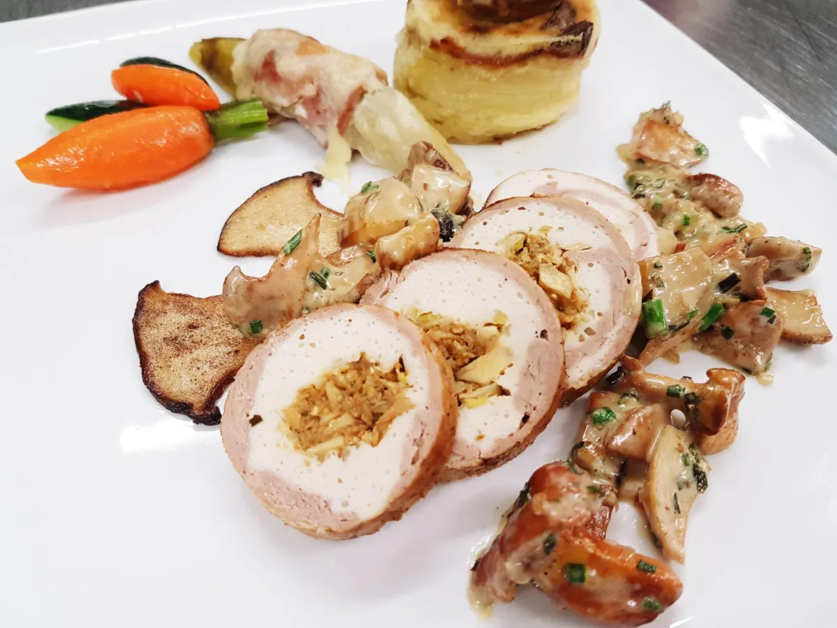 Recette de ballotine de volaille aux champignons et pistaches, sauce ...