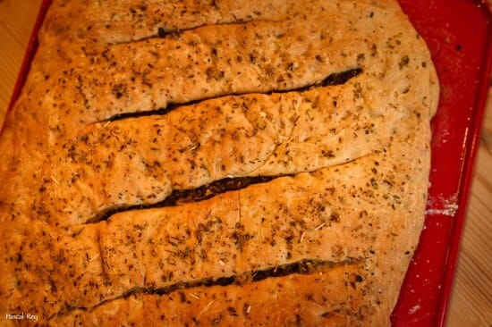 Recette de fougasse provençale : pain croustillant aux herbes et olives